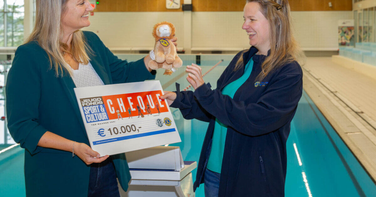 Cheque uitreiking Badeendjes race | Jeugdfonds Sport & Cultuur